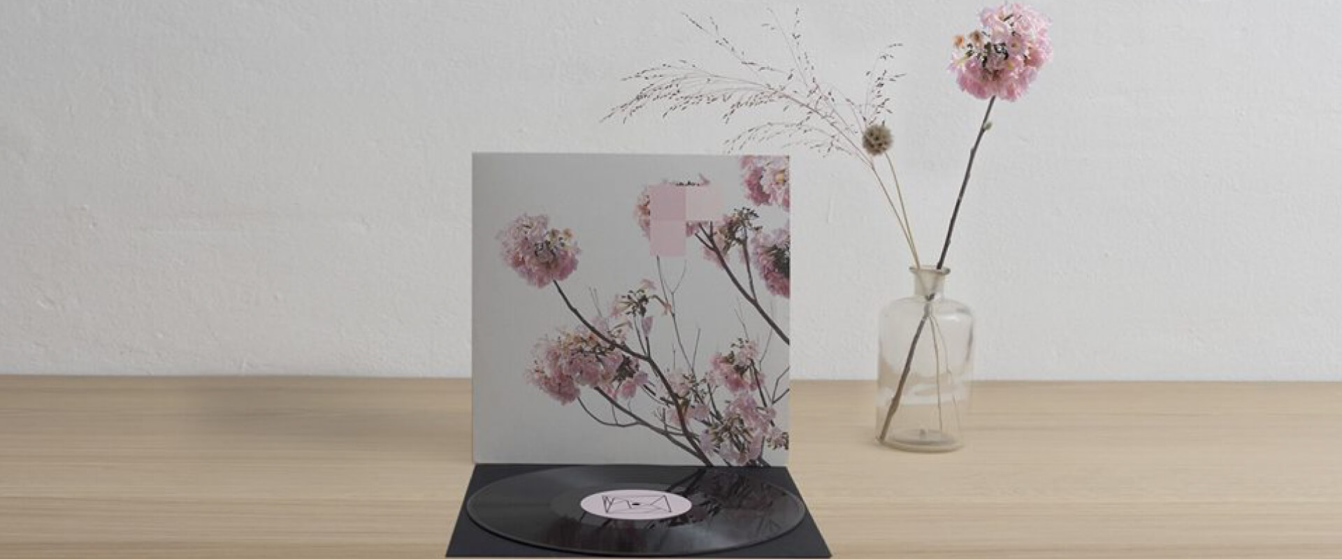 Fouk met du rose dans son nouvel EP With Lasers | La Fessée Musicale